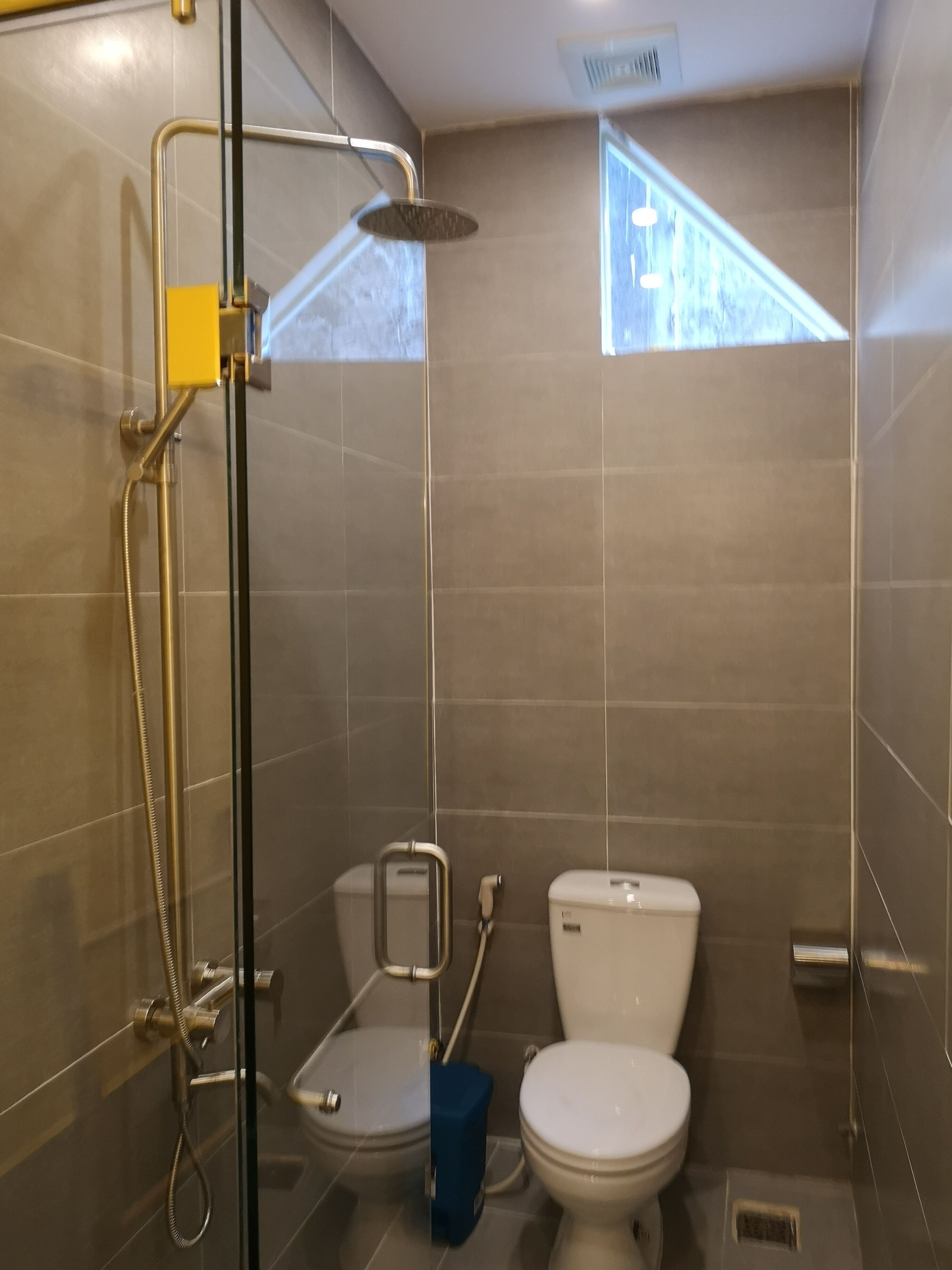 Uma casa de banho moderna com chuveiro envidraçado, sanita e bidé.