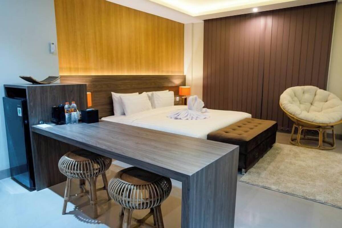Minibar, cofre no quarto, secretária, ferro/tábua de engomar 