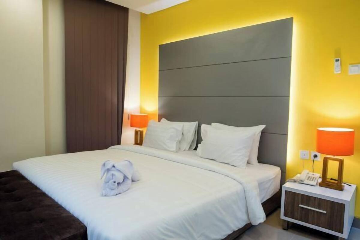 Minibar, cofre no quarto, secretária, ferro/tábua de engomar 