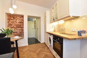 Apartamento Deluxe | Cozinha privada | Um frigorífico/congelador grande, um forno, uma máquina de lavar louça 