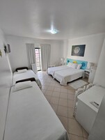 Quarto Quádruplo | Cofre no quarto, secretária, cortinas/cortinados opacos 