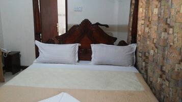 Quarto Duplo | Secretária, Wi-fi grátis, roupa de cama fornecida
