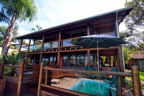 Piscina exterior, espreguiçadeiras 