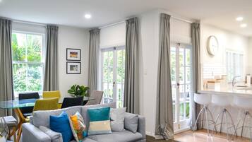 Casa (2 Bedrooms) | Sala | Televisor de 20 polegadas com canais digitais