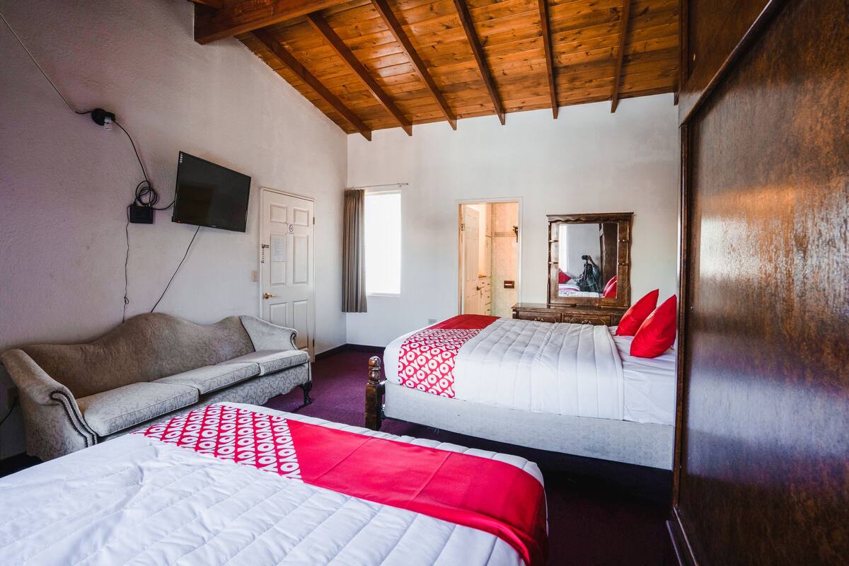 Quarto Standard, 2 camas queen-size | Ferro/tábua de engomar, Wi-fi grátis, roupa de cama fornecida