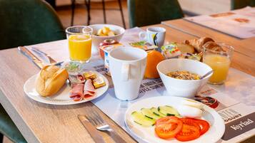 Pequeno-almoço tipo buffet diário mediante uma taxa