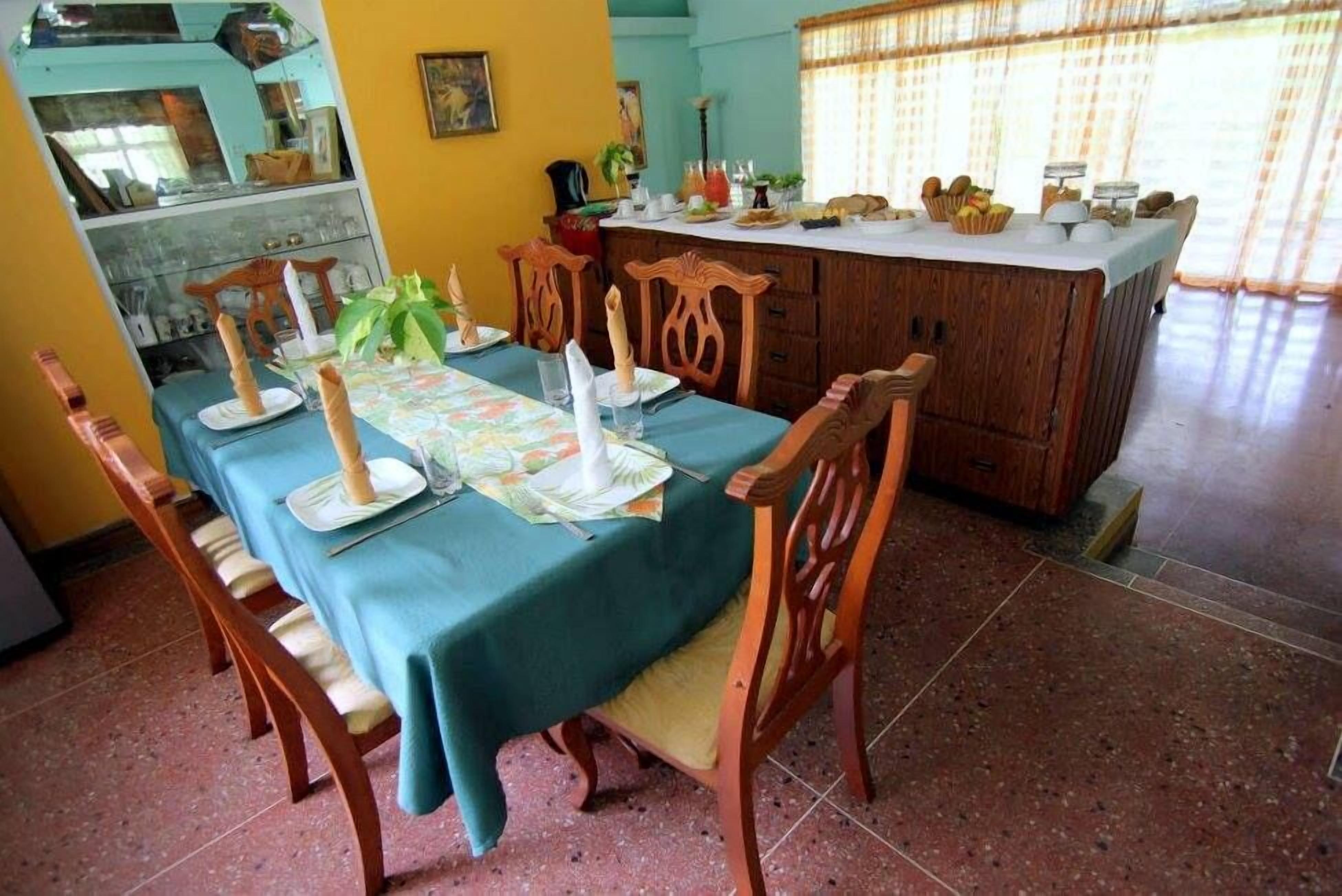 Café da manhã com pratos da culinária local grátis todos os dias