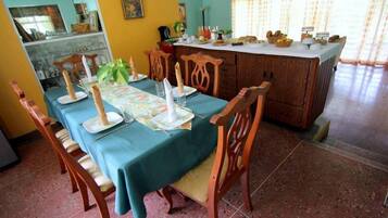 Café da manhã com pratos da culinária local grátis todos os dias