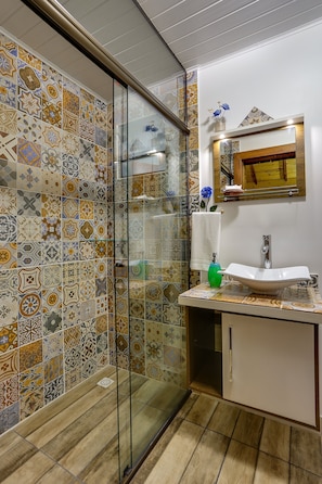 Bangalo Romantico   (Araucaria) | Casa de banho | Um polibã, um secador de cabelo, toalhas fornecidas, sabão 