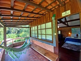 Quarto superior | Frigobar, Wi-Fi de cortesia, roupa de cama