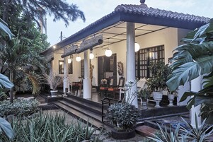 Fachada do alojamento (tarde/noite)