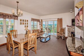 Apartamento em Condomínio Fechado, várias camas (Big Bear Resort 4005) | Sala | Televisor, lareira, leitor de DVD 