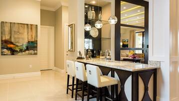Villa (1 Bedroom) | Cozinha privada | Um frigorífico, um micro-ondas, um forno, uma placa de cozinha