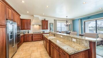 Villa (1 Bedroom) | Cozinha privada | Um micro-ondas, um forno, uma placa de cozinha