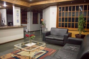 Área de estar no saguão