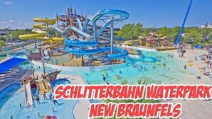 Um parque aquático com vários toboáguas e piscinas.