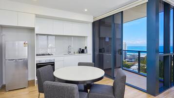 Apartamento econômico, 1 quarto | Cozinha privada | Geladeira grande, micro-ondas, fogão, cooktop