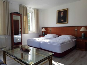 Quarto Comfort (small Zimmer Nr. 3) | Roupa de alta qualidade, com decoração personalizada