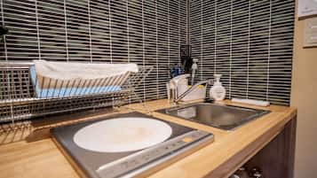 Casa Deluxe (Private Vacation Home) | Kitchenette privada | Um frigorífico, um micro-ondas, uma placa de cozinha