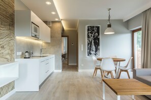 Apartament Royal Hill Residence 4 | Sala de estar | Televisor de ecrã plano de 32 polegadas com canais por cabo, televisor 
