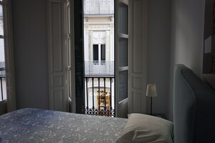 Loft design, 1 cama Queen e sofá-cama, sacada, vista para a cidade | Ferros/tábuas de passar roupa, Wi-Fi de cortesia, roupa de cama