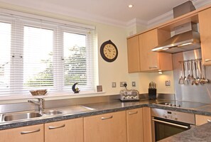 Apartamento | Cozinha privada | Geladeira grande, micro-ondas, fogão, cooktop