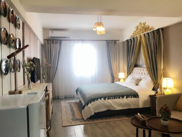 Quarto Duplo Standard | Com decoração personalizada, secretária, Wi-fi grátis