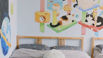 Quarto quádruplo econômico | Escrivaninha, cortinas blackout, quartos à prova de som
