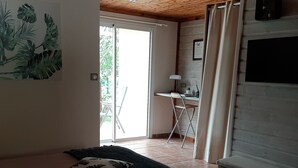 Um quarto com uma cama, uma escrivaninha e uma cadeira.