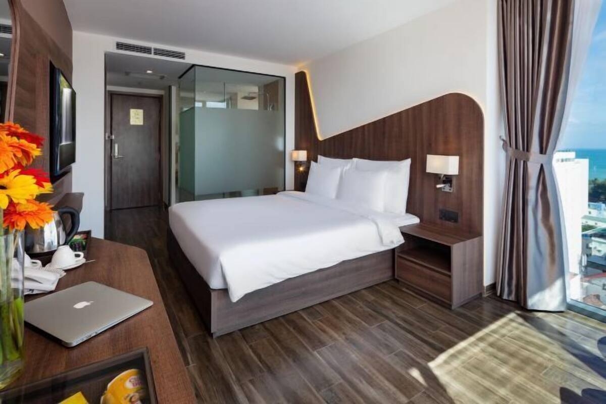 Roupa de alta qualidade, minibar, cofre no quarto, secretária