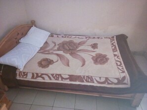Quarto Individual | Secretária, roupa de cama fornecida 