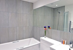 Apartamento | Banheiro | Banheira e chuveiro separados, produtos de toalete grátis