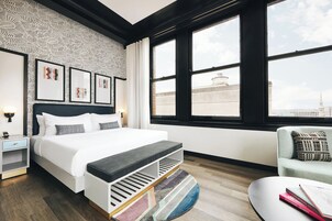 Quarto executivo, 1 cama King, no canto | Edredons de pluma, escrivaninha, espaço de trabalho para notebook