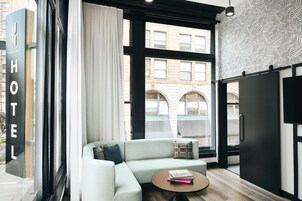 Quarto executivo, 1 cama King, no canto | Edredons de pluma, escrivaninha, espaço de trabalho para notebook