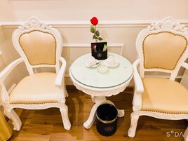 Frigobar, cofres nos quartos, escrivaninha, cortinas blackout