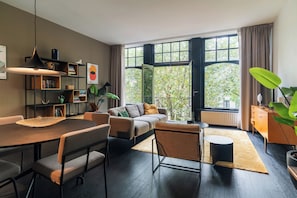 Apartamento, 2 quartos | Sala de estar | TV de ecrã plano, base para leitor de MP3