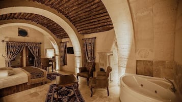 Quarto Panorâmico, banheira, vista para o vale | Lençóis de algodão egípcio, roupa de alta qualidade, minibar