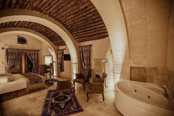 Quarto panorâmico, banheira, vista para o vale | Roupas de cama de algodão egípcio, roupas de cama premium, frigobar