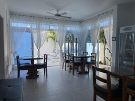 Bar junto à piscina