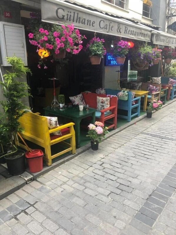 Pequeno-almoço completo diário (30 TRY por pessoa)