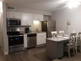 Suite, 1 cama king-size e sofá-cama | Cozinha privada | Um forno, uma placa de cozinha, uma máquina de lavar louça 