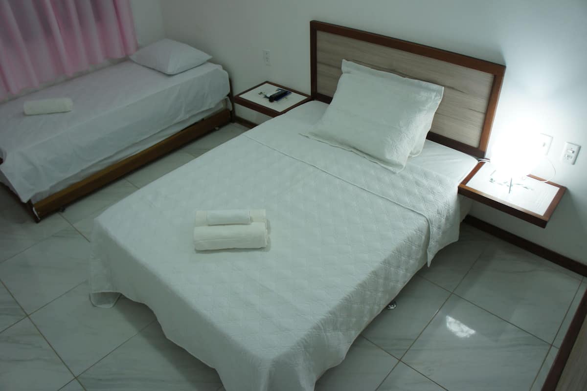 Quarto triplo | Frigobar, Wi-Fi de cortesia, roupa de cama