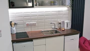 Estúdio Superior, casa de banho privativa (Flat 2) | Cozinha partilhada | Uma cadeira de bebé