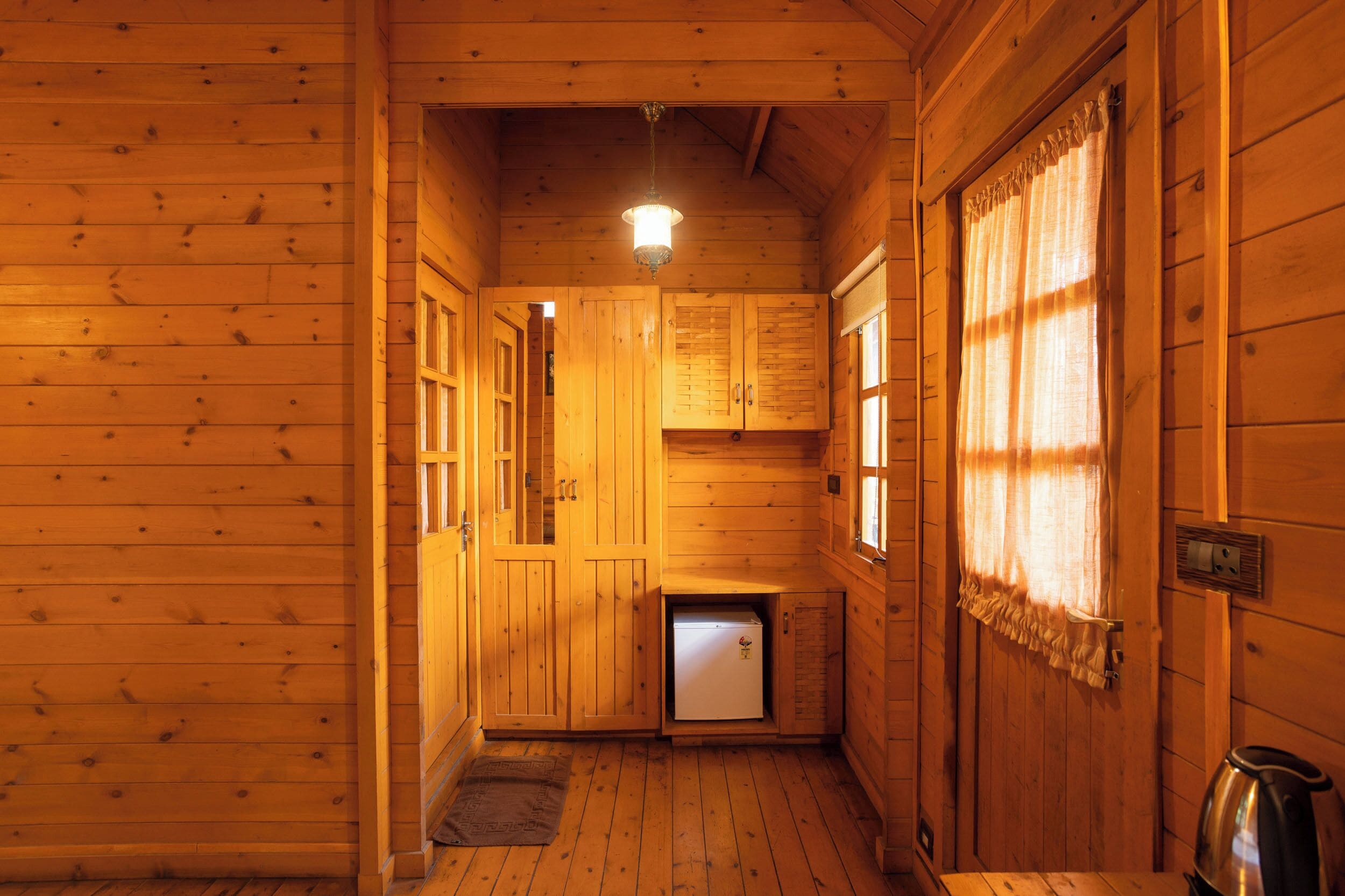 Wooden House AC with Balcony | Área de estar | TV 32 polegadas com canais a cabo