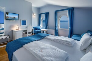 Quarto casal luxo (305) | Frigobar, cofres nos quartos, escrivaninha, cortinas blackout