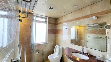 Quarto casal luxo | Banheiro | Ducha de hidromassagem, roupões de banho, chinelos, toalhas de banho