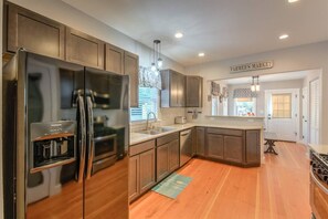 Casa (2 Bedrooms) | Cozinha privada | Um frigorífico/congelador grande, um forno 