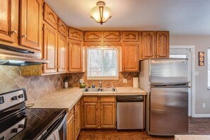 Casa (4 Bedrooms) | Cozinha privada | Um forno, uma placa de cozinha, uma máquina de lavar louça