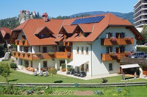 Quarto casal básico | Terraço/pátio