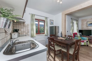 Villa | Cozinha privada | Um frigorífico, um micro-ondas, um forno, uma placa de cozinha 